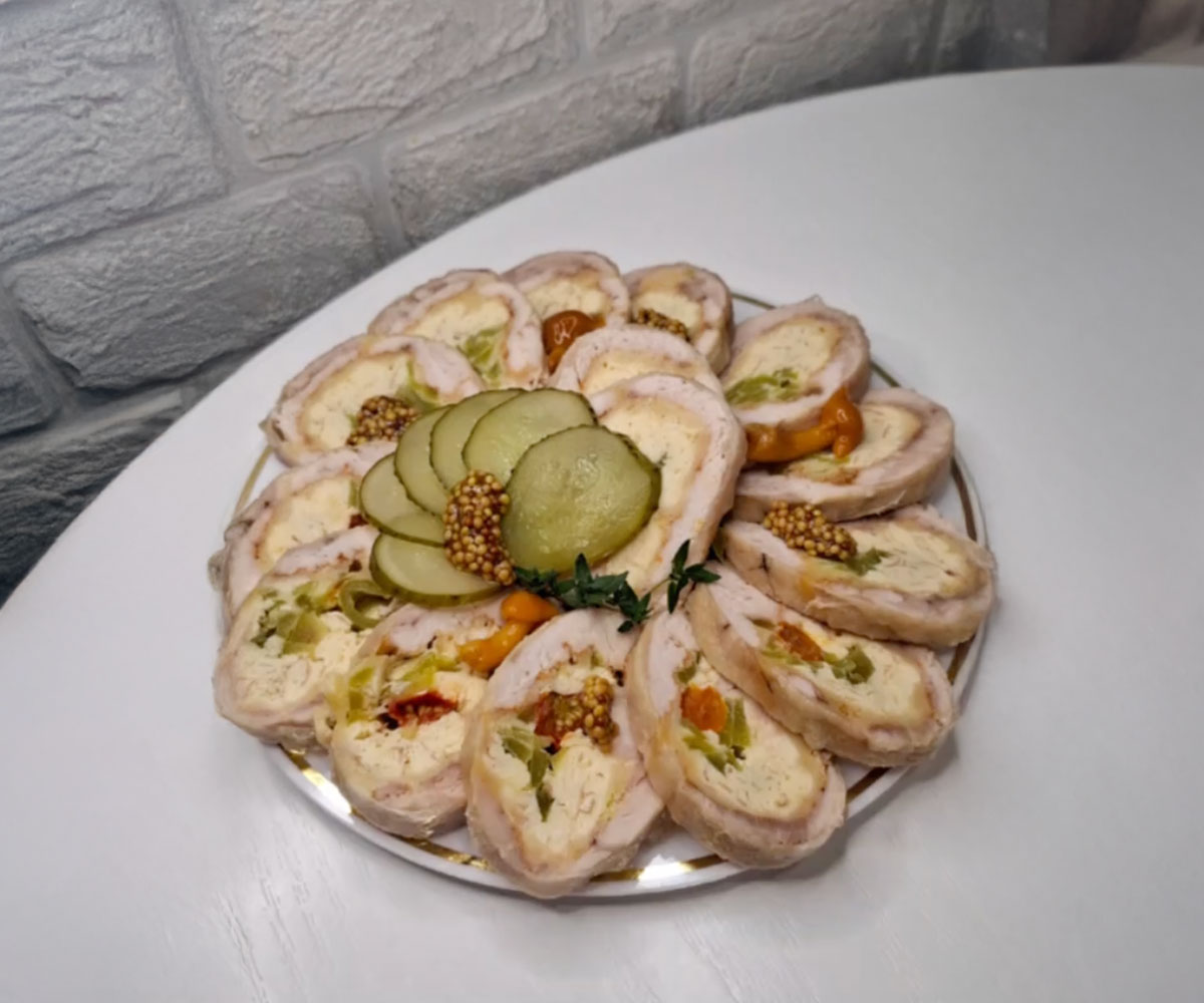 Roulé de poulet savoureux au fromage et poivron – Recettes